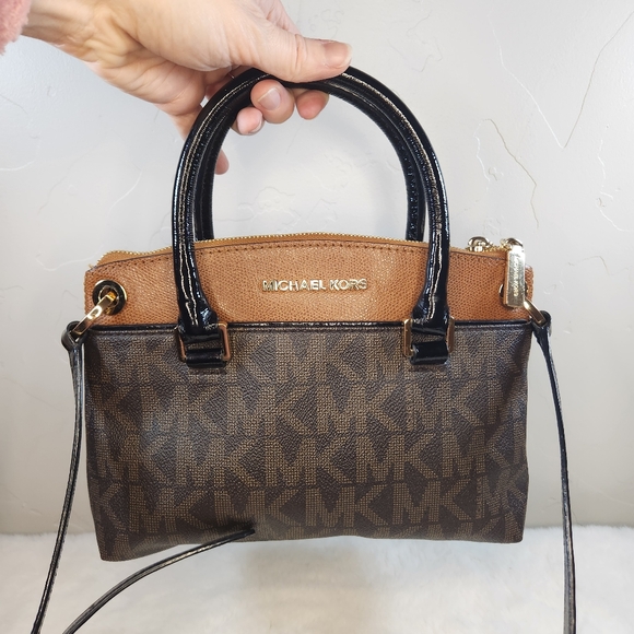 Michael Kors | Bags | Michael Kors Aubrey Signature Small Leather ...